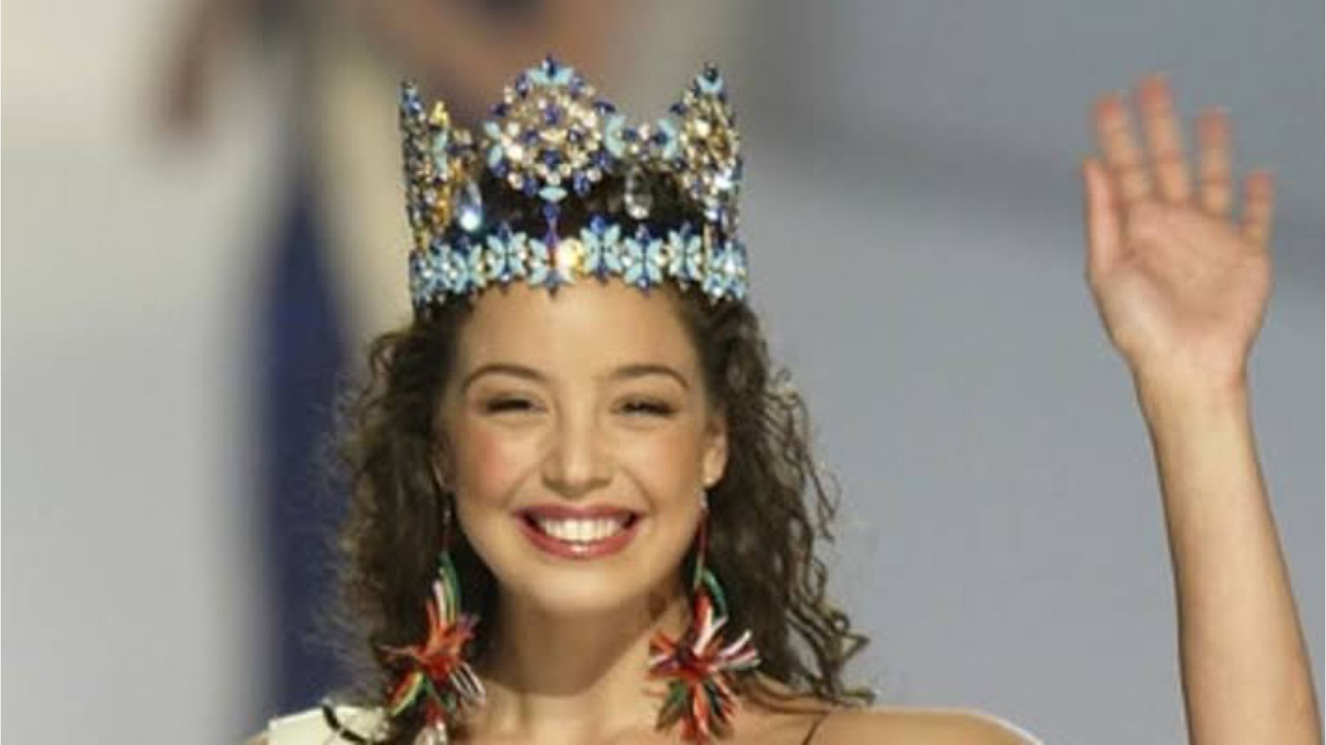 Azra Akın hakkında bilmediğiniz 2 önemli bilgi!