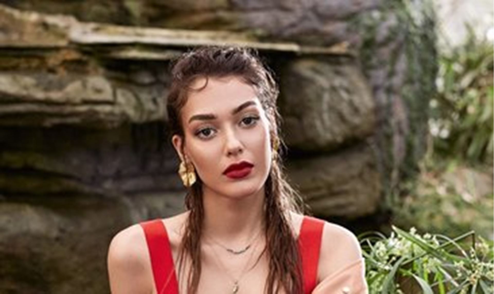 Dilan Çiçek Deniz'in bikinili fotoğrafları rekor kırdı!