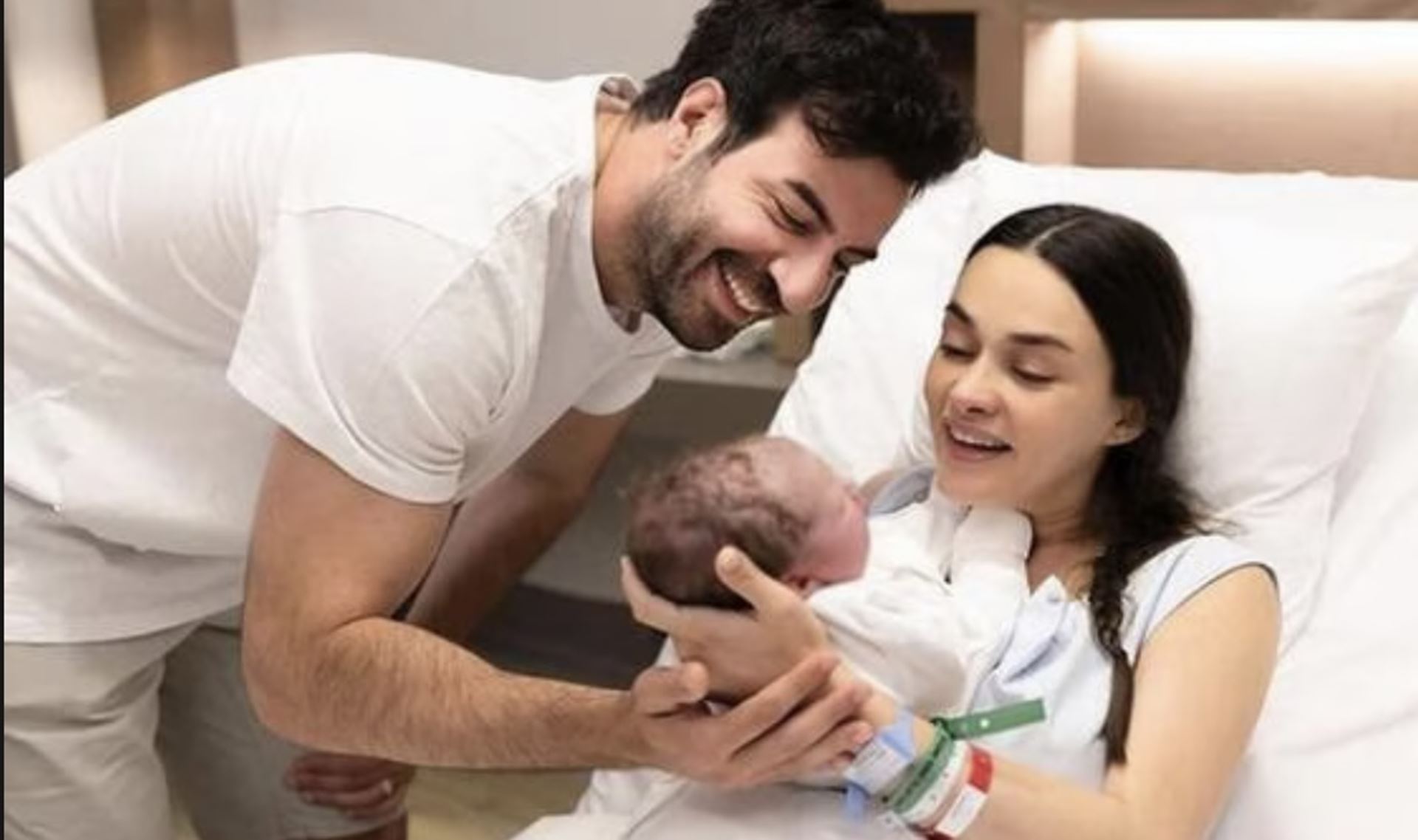 Hande Soral'dan mutlu aile pozları!