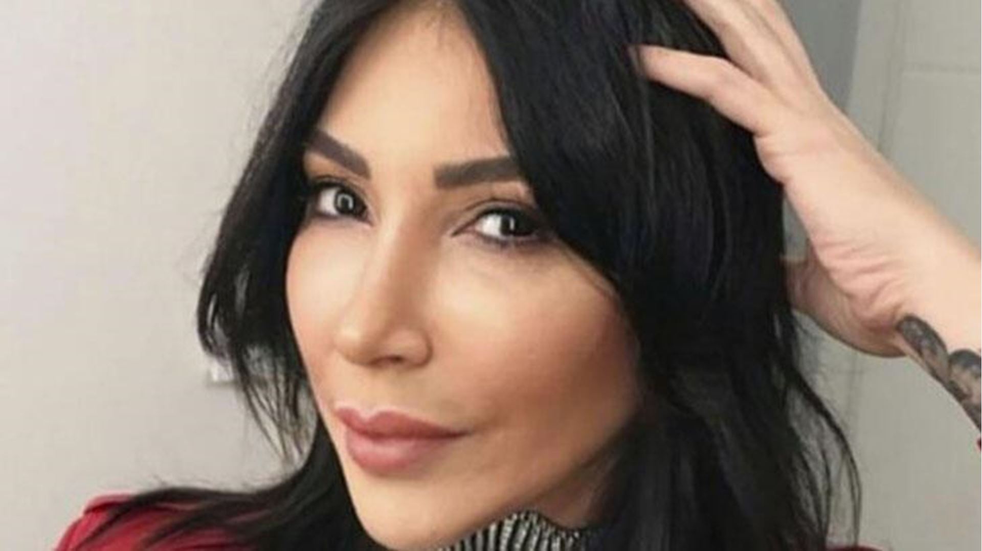Hande Yener'den genç sanatçılara destek