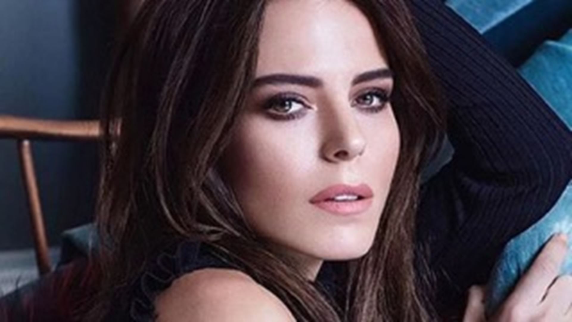 Simge Sağın'ın yağmurda deniz keyfi