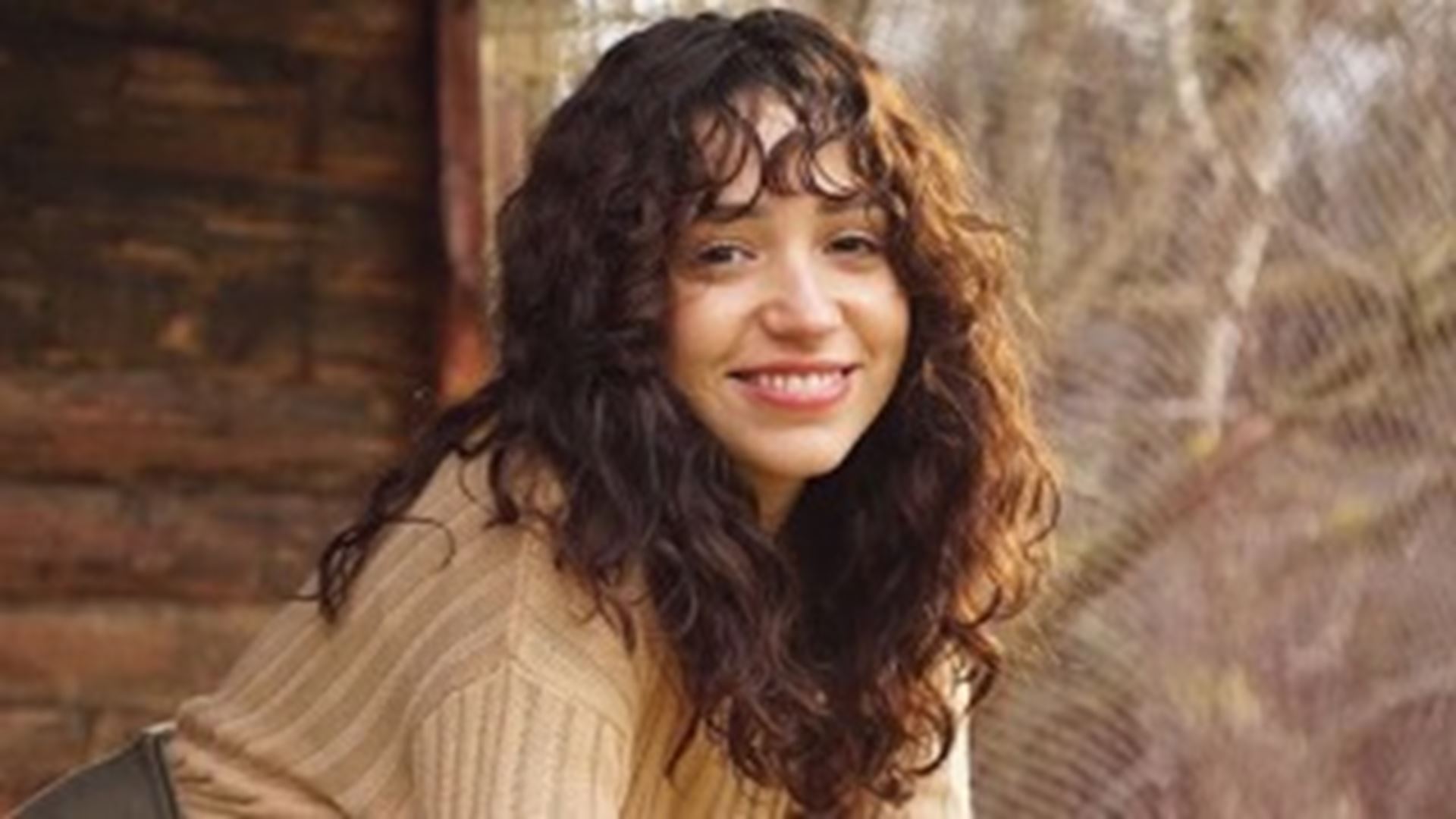 Zeynep Bastık beyaz sütyeniyle spor salonundan poz verdi