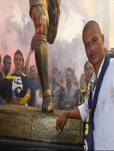 ALEX DE SOUZA'DAN GECE YARISI HEYKEL ZİYARETİ!